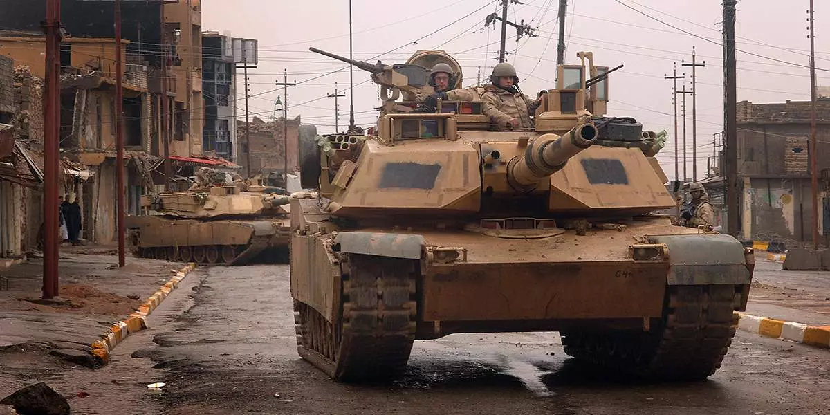 U.S. Tankijiet ta ’l-Armata M1 Abrams mit-Tielet Regiment Armored Calvalry imexxu ronda ta’ ġlied fil-belt ta ’Tal Afar, l-Iraq, Frar. 3, 2005. (Ritratt tal-Forza ta ’l-Ajru ta’ l-Istati Uniti Mill-Staff Sgt. Aaron Allmon) (Meħlus)