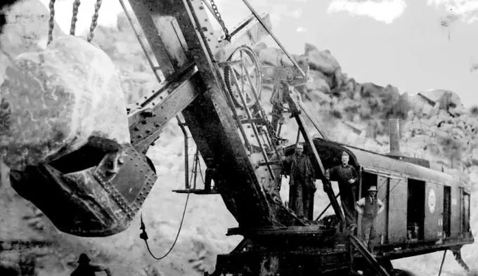 Steam shovel for the Soviet proletariat