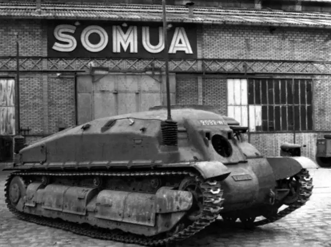 Un prototipo SOMUA SAu 40 no xardín da fábrica. Se instalas unha torreta APX 4 e unha pistola SA 35 de 75 mm, obterás o mesmo tanque de 20 toneladas que foi deseñado para a infantería francesa.