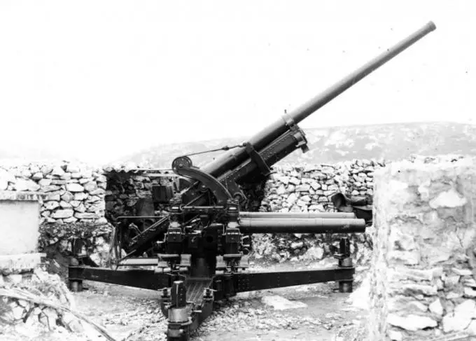 Canon CA 75mm Mle.39. Esta arma antiaérea tomouse como base para o deseño da arma para o SARL 42