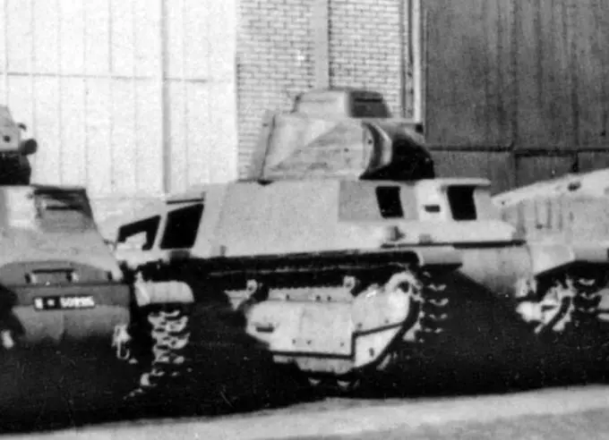 Prototipo SOMUA AC 5 con torreta e maqueta de torreta, febreiro de 1940. Como podes ver, o modelo da torre ARL 2 C está instalado na máquina.