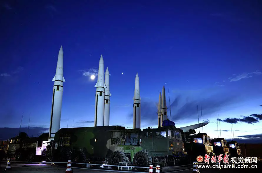 Kinas fremste missilbrigade viser frem sitt kamparsenal, eller Pershingi - 2 på kinesisk.