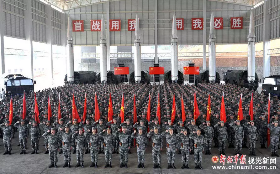 Brigade rudal top China memamerkan persenjataan tempurnya, atau Pershingi - 2 dalam bahasa China.