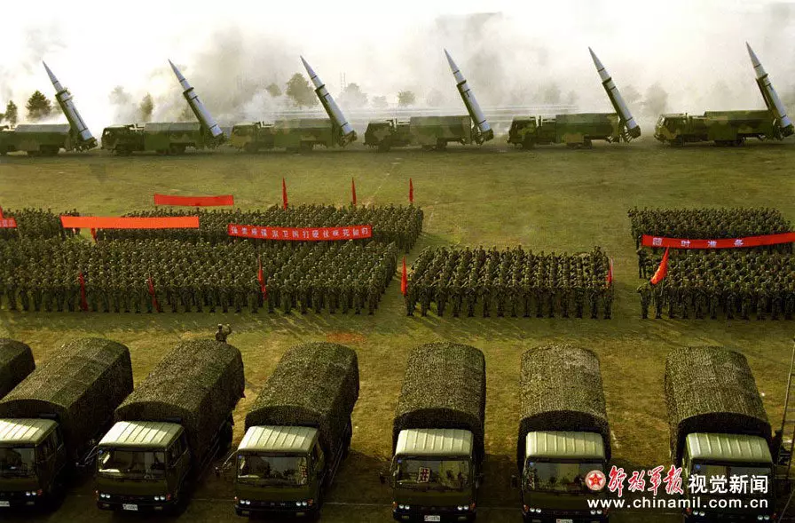 Déi Top China Rakéite Brigade weist säi Kampf Arsenal, oder Pershingi - 2 op Chinesesch.