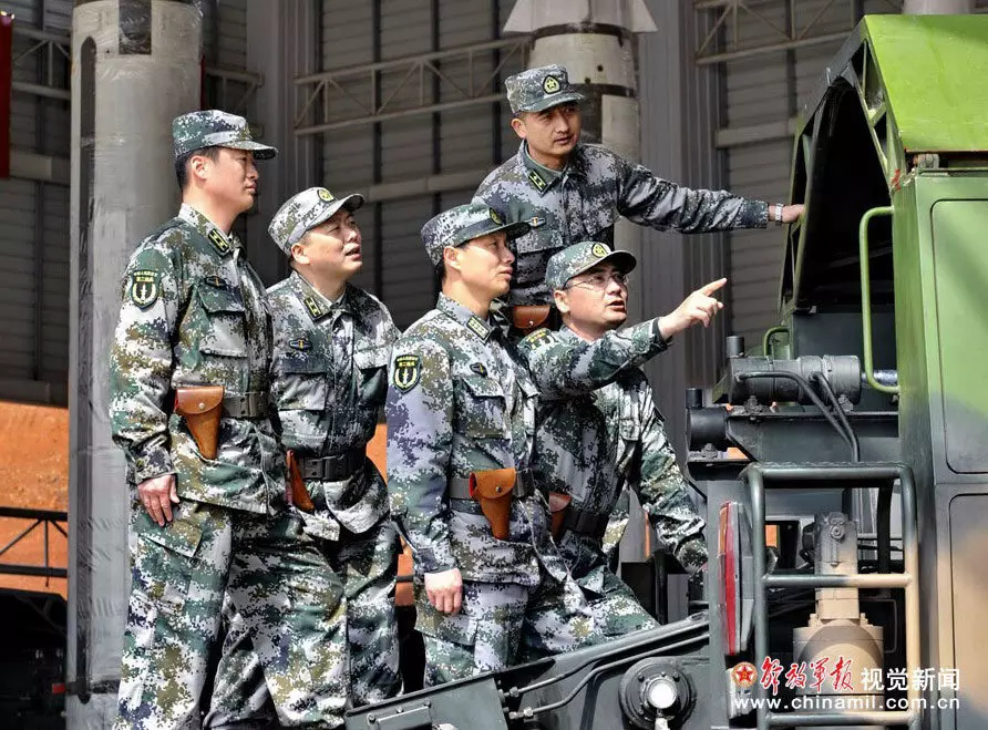 Kinas fremste missilbrigade viser frem sitt kamparsenal, eller Pershingi - 2 på kinesisk.