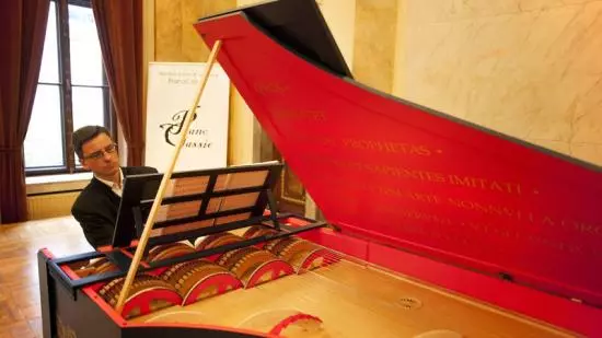 Viola organista ອີງໃສ່ຮູບແຕ້ມຂອງ Leonardo ສ້າງຂຶ້ນໃນປະເທດໂປແລນ