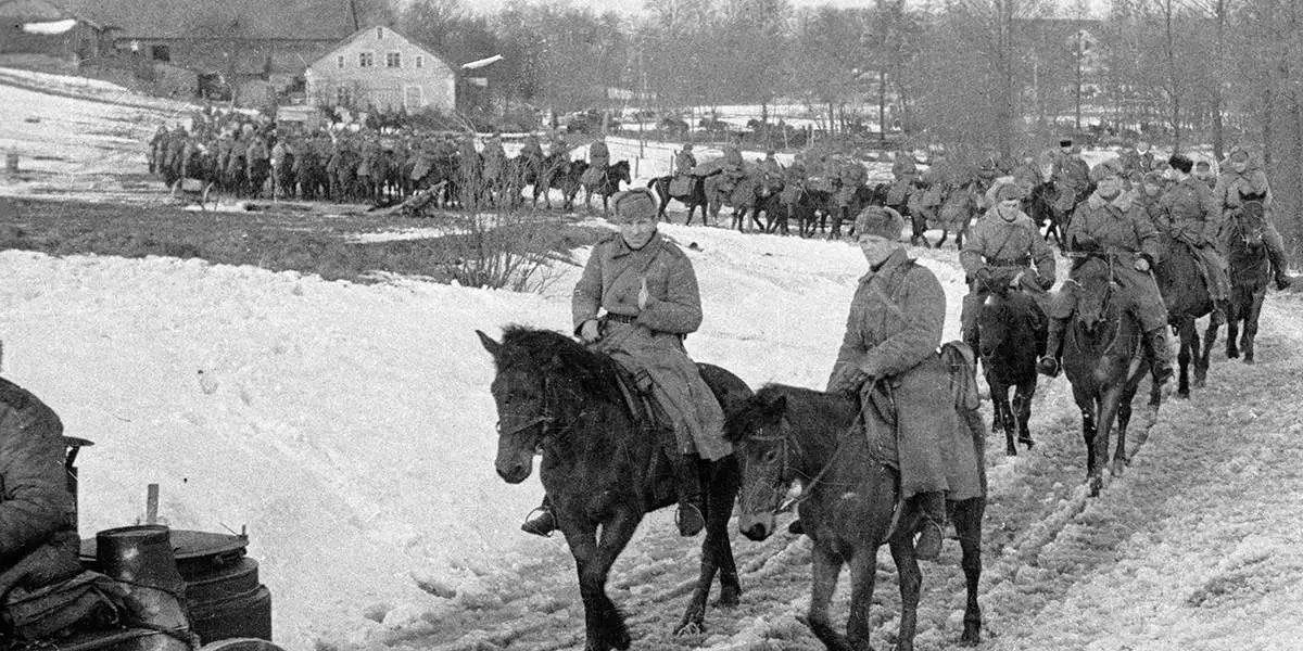 Cavalorists e rojeve të 3-të Corps Cavalry në qasjet në qytetin e Allenstein, 1945