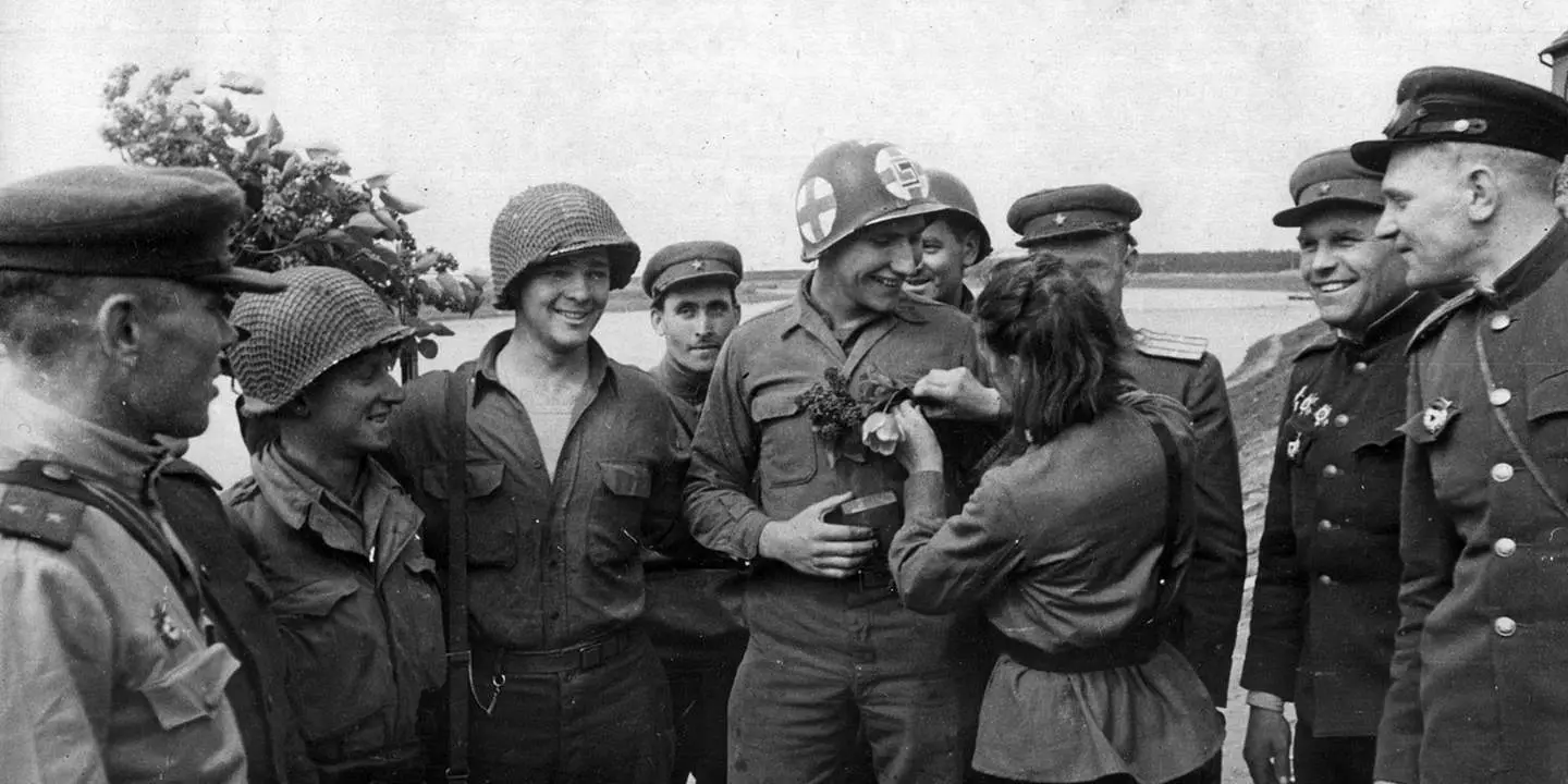 Soldats soviétiques et américains sur Elbe, 1945