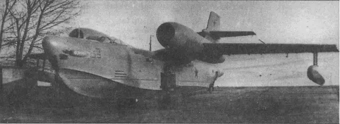 Pengebom torpedo pengintai kapal terbang Be-10. USSR