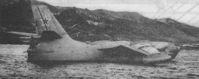 Pengebom torpedo pengintai kapal terbang Be-10. USSR