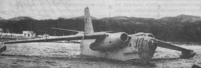 Pengebom torpedo pengintai kapal terbang Be-10. USSR