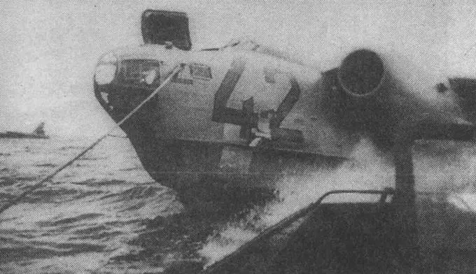 Pengebom torpedo pengintai kapal terbang Be-10. USSR