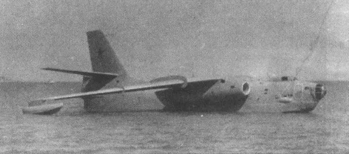 Pengebom torpedo pengintai kapal terbang Be-10. USSR