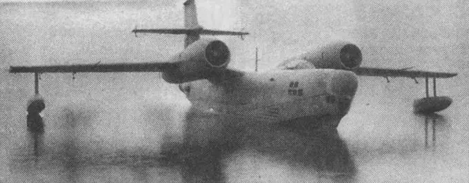 Pengebom torpedo pengintai kapal terbang Be-10. USSR