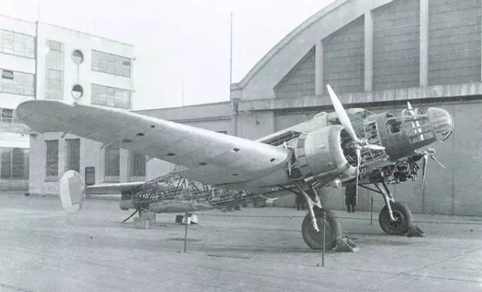 Pieredzējuši vidēja lieluma bumbvedēju un izlūkošanas lidaparāti Aero A-300. Čehoslovākija 1. daļa