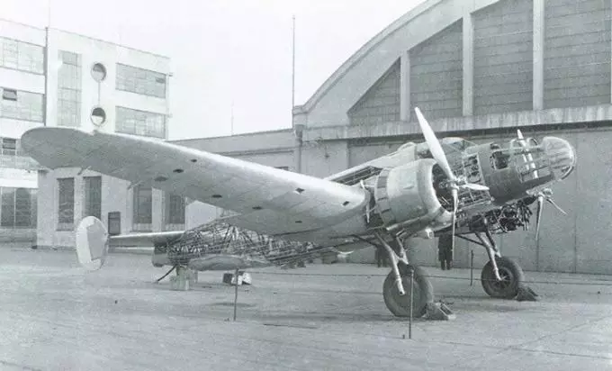 Ba nang le boiphihlelo ba bomo ea bomo ea mahareng le ea bompoli Aero A-300. Czechoslovakia Karolo ea 1