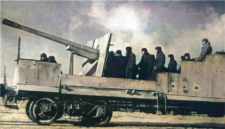 Selama perang patriotik besar 107-mm, senjata itu lagi dalam pelayanan dengan kereta lapis baja. Secara khusus, di foto arrane lajur berlapis baja nomor 2