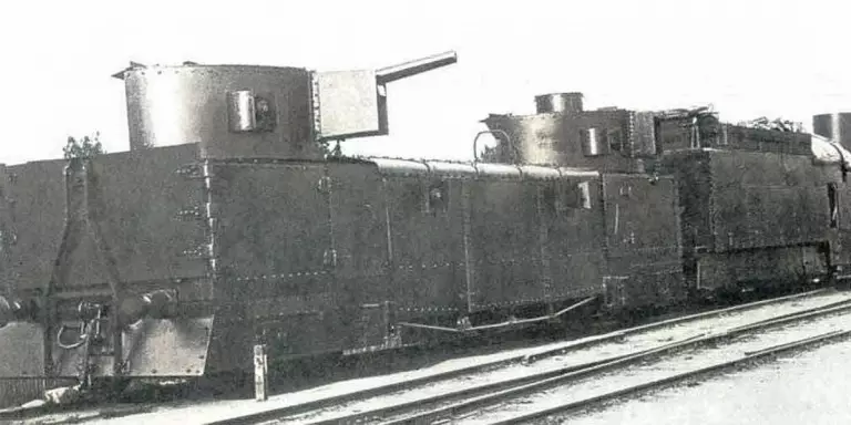 Gepanzerte Zug Orrane Nr. 9 der roten Armee, die mit zwei 107-mm-Kanonen in Turmanlagen bewaffnet ist.