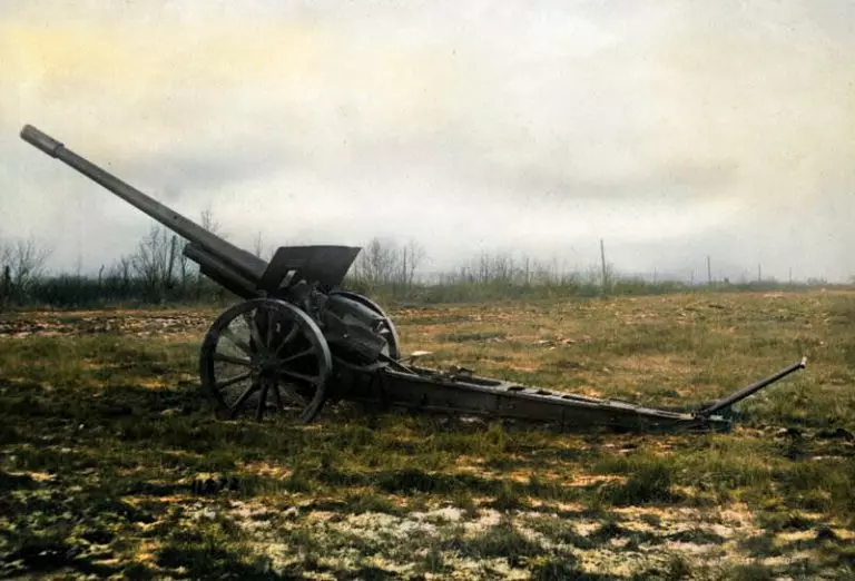 107 mm Gun Sample 1910/30. Het is merkbaar om de stam evenals de gemonteerde snuitrem te verlengen. Wielen zijn nog steeds ongewijzigd.