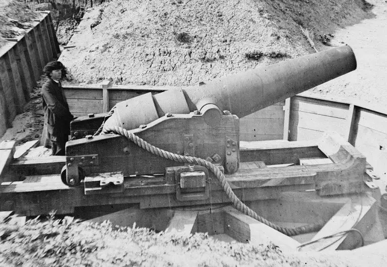 8-tolline (203 mm) Bruk-relv kahekihilise sidemega barreli venaatilisel osal