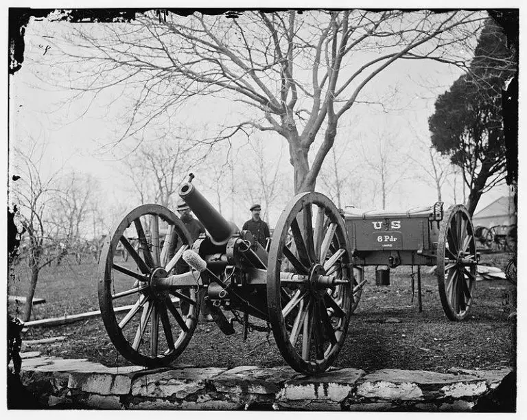 6-naela (2,72-kg) Gun Viarda Fort McNair, Washingwon