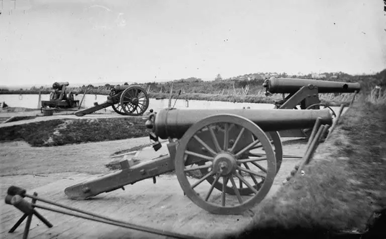 Zwei Kanonen der Probe 1829 Kaliber von 32 Pfund (14,5 kg), umgewandelt in den Rhineston von James-Methode