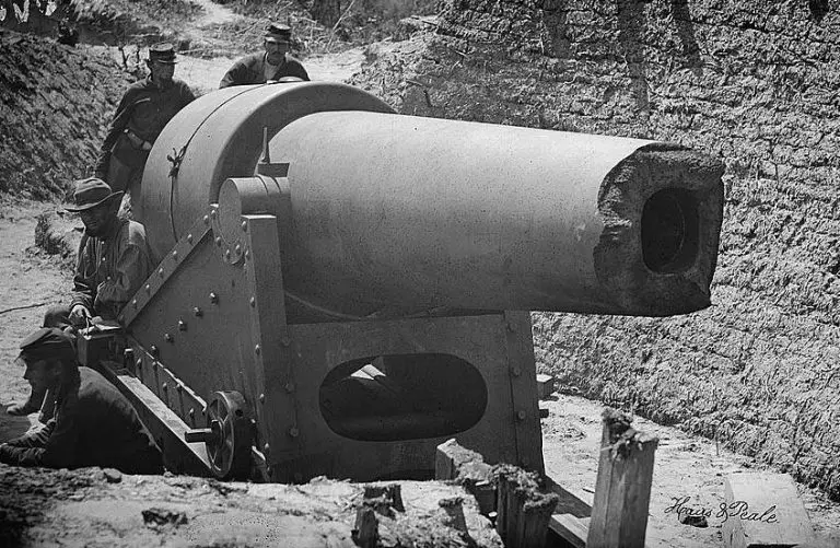 Φωτογραφία ενός πυροβόλου όπλου 300 λιβρών με σπασμένο κορμό. Morris Island, Νότια Καρολίνα, 1863