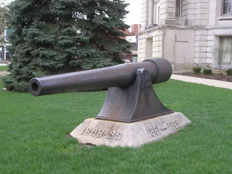 Memorial mit einer Waffe von Parott auf Square Corthaus, City Frankfurt, Grafschaft Clinton, Indiana