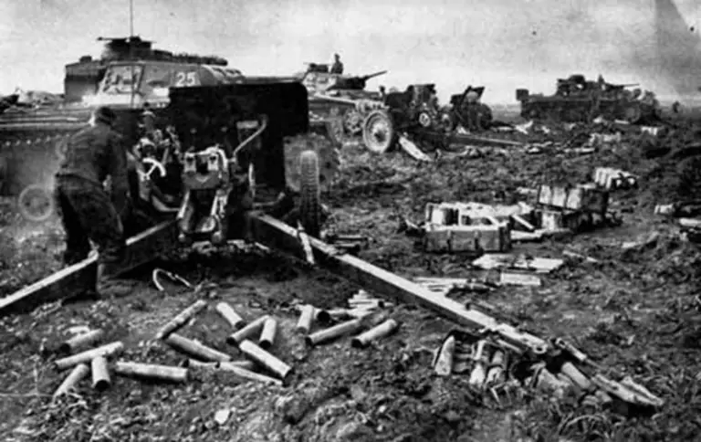 Germaniya tanklari hujumidan keyin Sovet batareyasi. 1941 yil iyun
