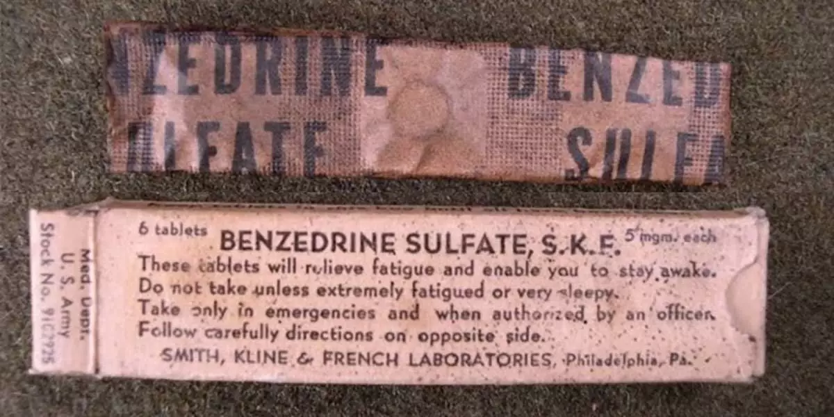 Armeijan pakkaus, jossa on Benzedrine -tabletteja ja varoitus niiden käyttösäännöistä