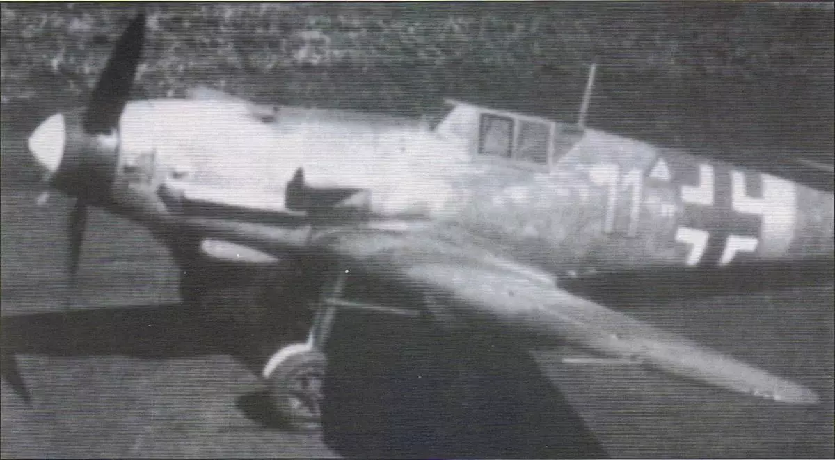 O loʻo puʻeina le au tau Messerschmitt Me 109. Vaega 33