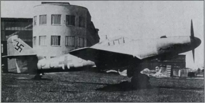 La komenco de la epoko de jetaj militaviadiloj. La unua flugo de la prototipo Me 262 V-3