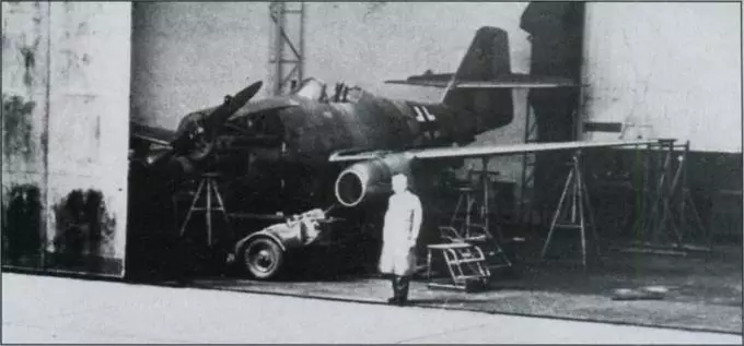 La komenco de la epoko de jetaj militaviadiloj. La unua flugo de la prototipo Me 262 V-3