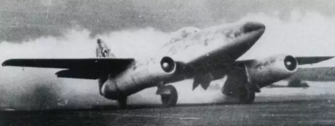 La komenco de la epoko de jetaj militaviadiloj. La unua flugo de la prototipo Me 262 V-3