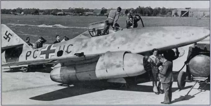 La komenco de la epoko de jetaj militaviadiloj. La unua flugo de la prototipo Me 262 V-3