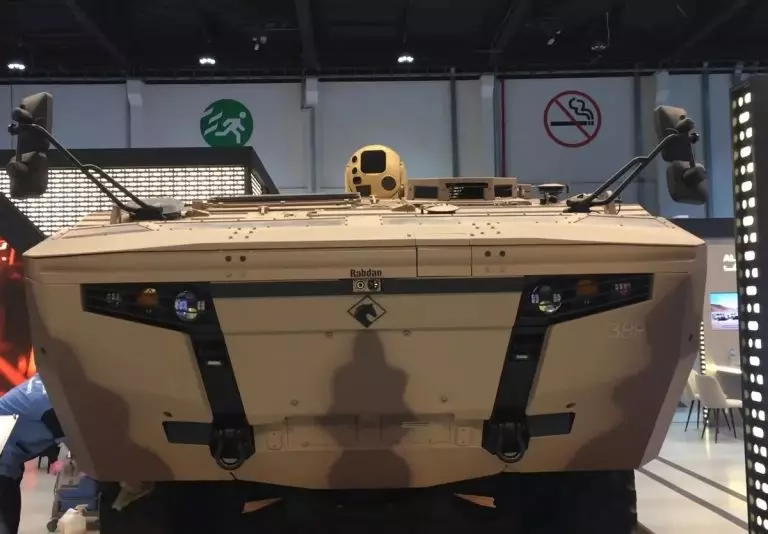 Mockup BTR Al Jasoor Rabdan 8 × 8 dengan instalasi laser di atap untuk melawan topi. Penulis: Abeona. Sumber Gambar: YouTube.com