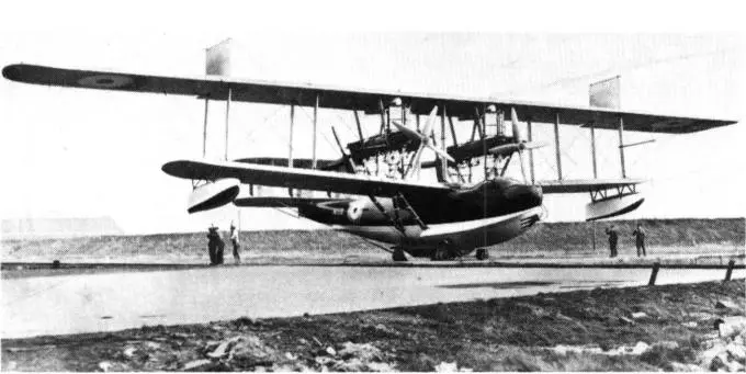 Kapal terbang jarak jauh yang berpengalaman Fairey N.4 Atalanta dan Titania. Inggeris