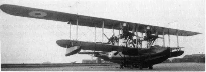 Kapal terbang jarak jauh yang berpengalaman Fairey N.4 Atalanta dan Titania. Inggeris