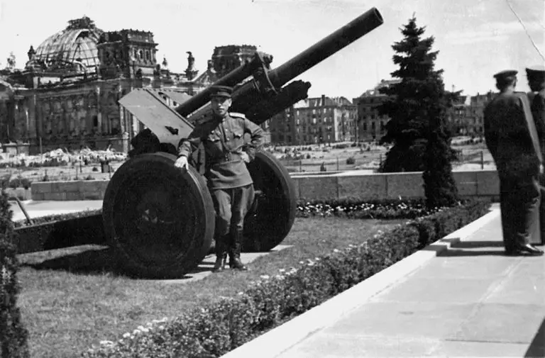 M-30 instrument på bakgrunn av beseiret Reichstag.