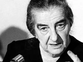 Faʻasaina Talafaʻasolopito o le Taua Lona Lua a le Lalolagi: Golda Meir - le toa tamaʻitaʻi a Isaraelu, na fai atu i tagata Amerika e faʻapomuina Auschwitz.