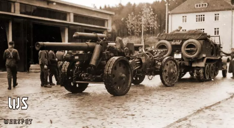 Gaubitiza s.f.h. 18 na iginuhit at binabaan sa isang hiking barrel. Ang baril ay dinala ng isang semidial sd.kfz traktor. 7, gulong na may goma rim (mga larawan mula sa koleksyon ng U. Pasholok)