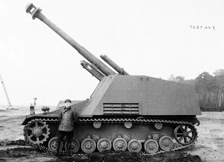 Instal·lació d'artilleria autopropulsada "Hummel". Pistoles de fre dool ben visibles s.f.h. 18m (Bundesarchiv)