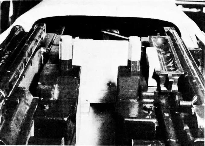 Riž. 20. Namestitev avtomatskih topov v trup z odstranjenimi oblogami