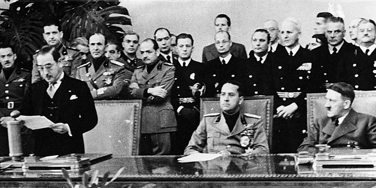 Rabio en la Reich Chancellery, aŭ How the Japanese Framed Hitler