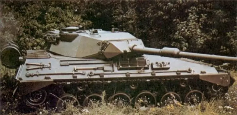 Tank TAM ug mga salakyanan sa base niini. Argentina