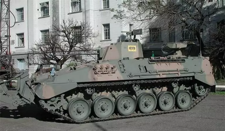 Tank TAM ati awọn ọkọ ni ipilẹ rẹ. Ilu Argentina