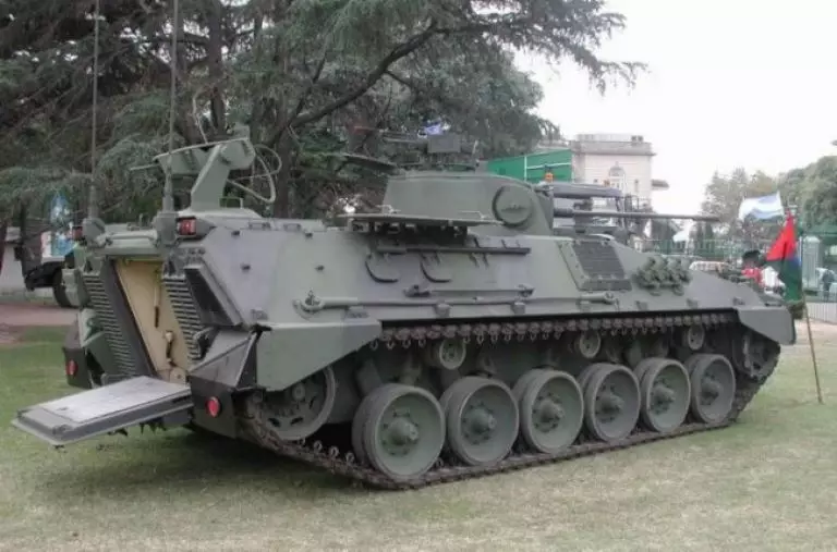 Tankas TAM ir transporto priemonės jo bazėje. Argentina