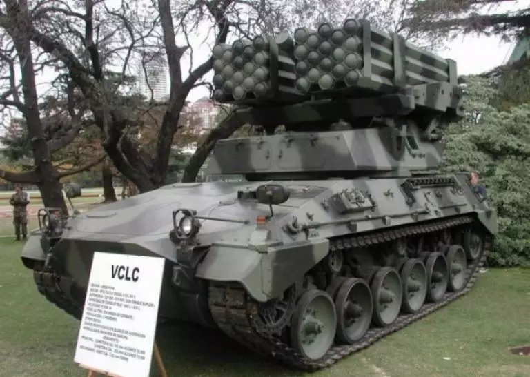 Tank TAM ug mga salakyanan sa base niini. Argentina