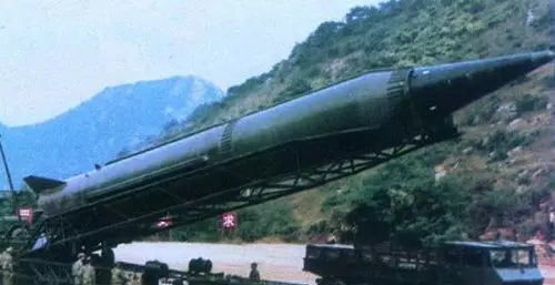 Chinese medium-range ballistic missile DF-3. Larawan www.nationalsecurity.ru