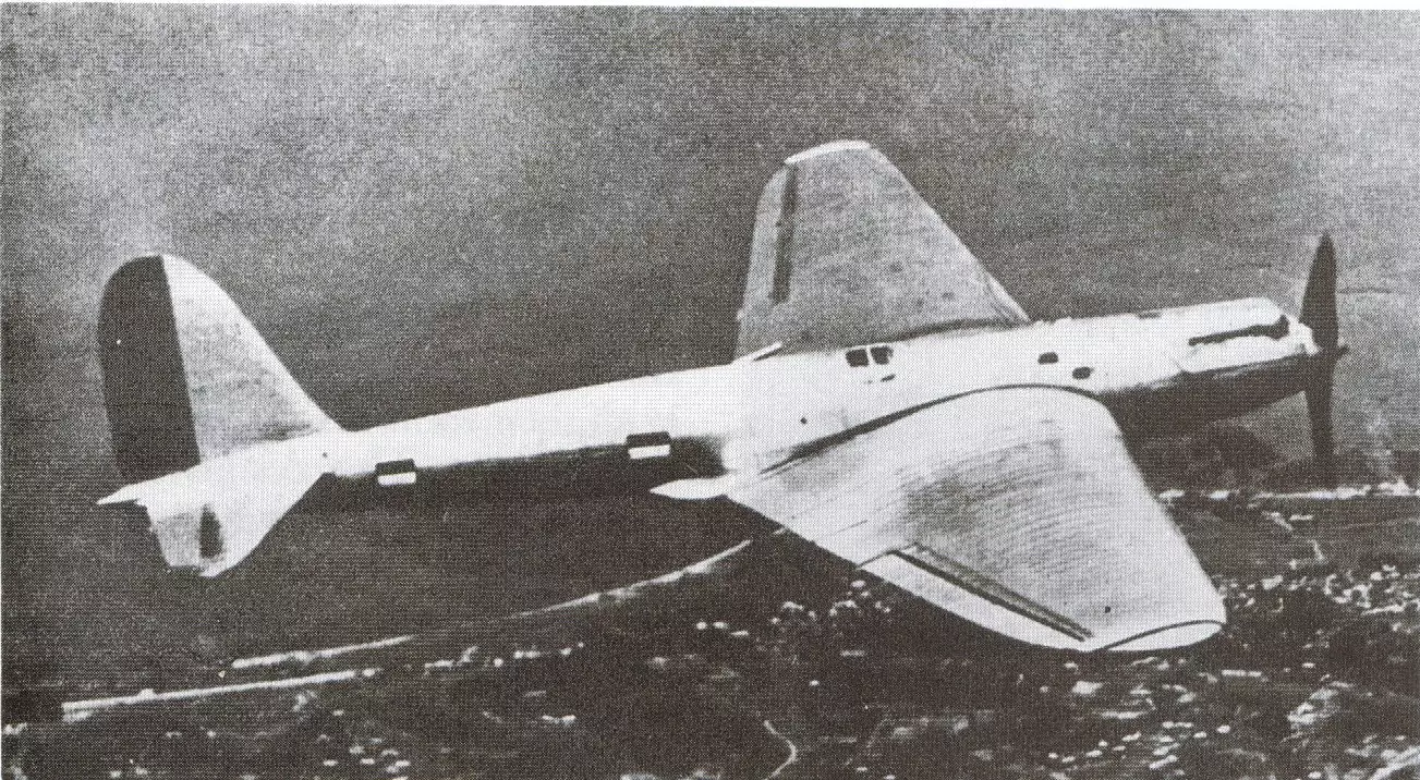 Karmínové křídlo nebo ANT-25 v japonštině. Gasuden Koken (航 研 機). Japonsko